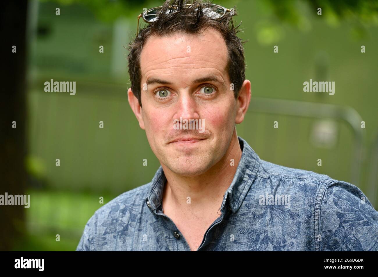Tv presenter and comedian hi-res stock photography and images - Alamy
