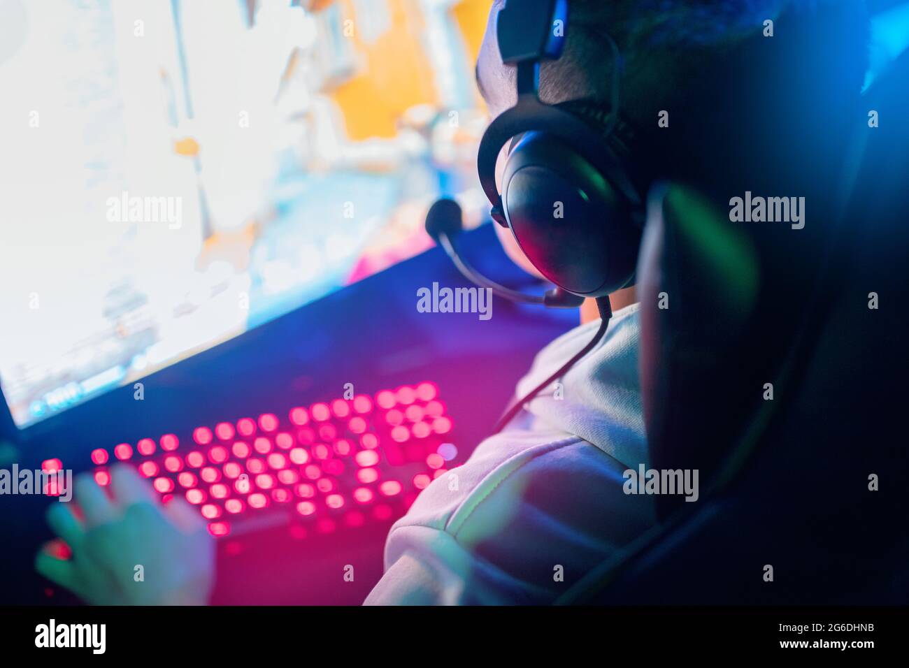 Young man esports playing online shooter with machine guns ...