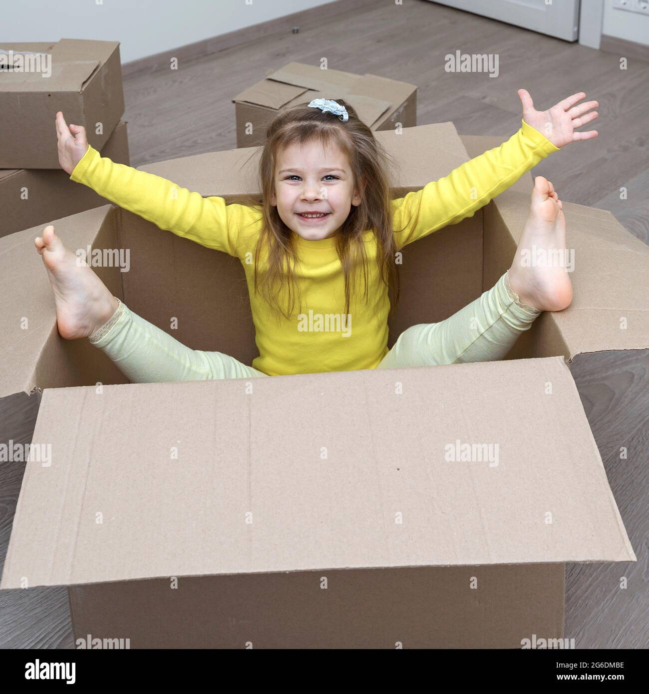 Boy girl box move hi-res stock photography and images - Alamy