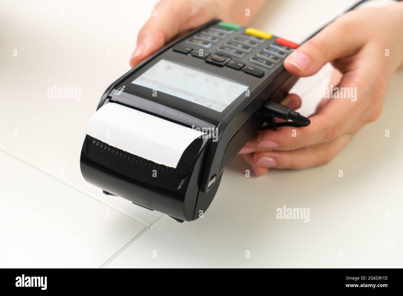 Female hand holding pos terminal for contactless payment Stock Photo ...