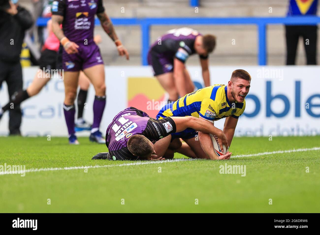 Danny Walker (16) of Warrington Wolves goes over for a try Stock Photo ...