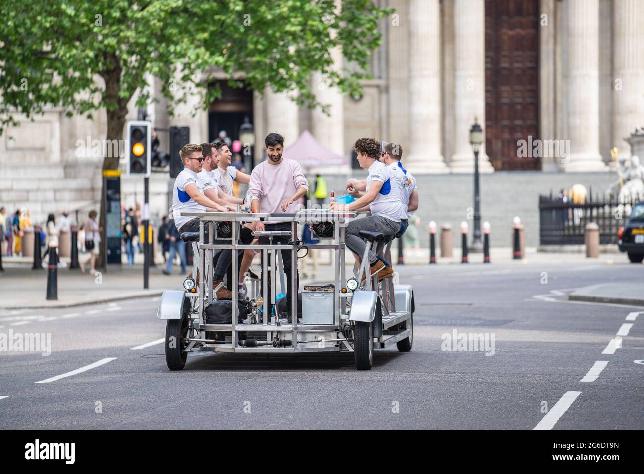 Young guys drive Pedibus down the street, drink beer and have fun ...