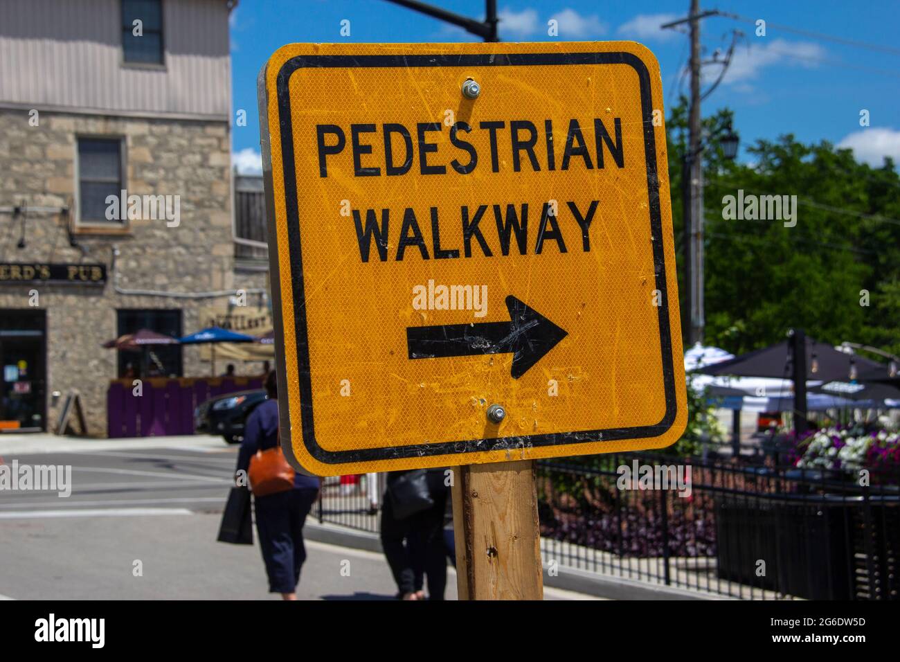 Pedestrian walkway sign hi-res stock photography and images - Alamy