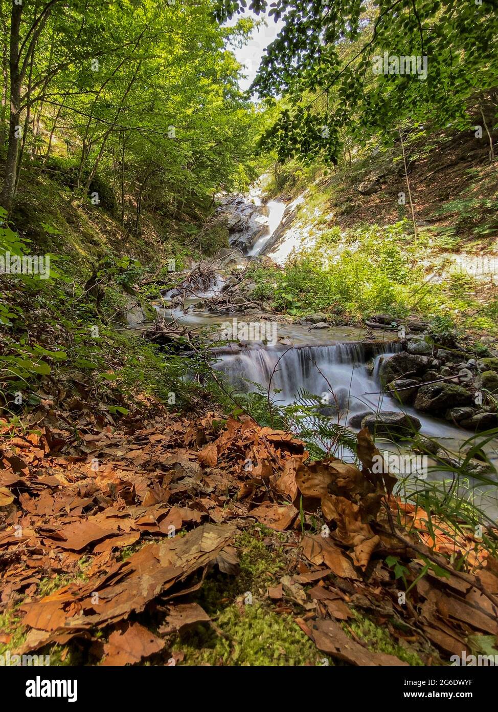 Wallpaper flowing water hi-res stock photography and images - Alamy