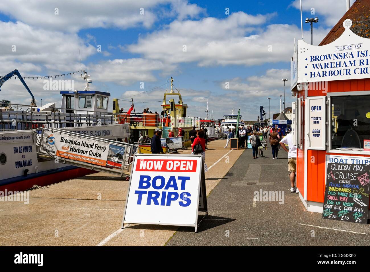 Poole, England - June 2021: Signs for boat trips and a ticket kiosk on ...