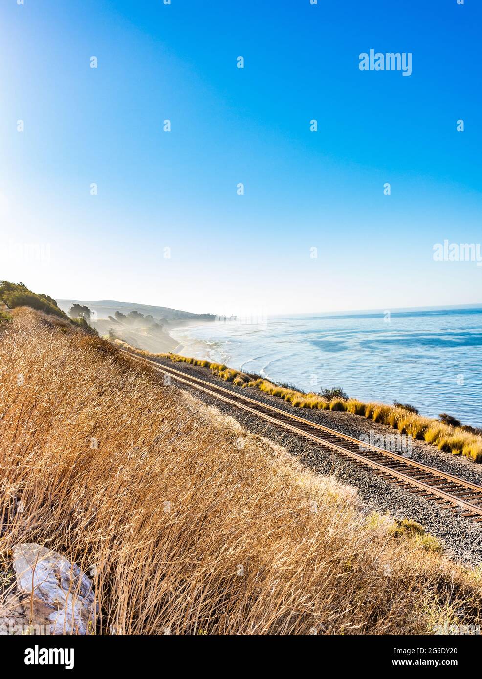 Rail tracks along the pacific ocean beach hi-res stock photography and ...