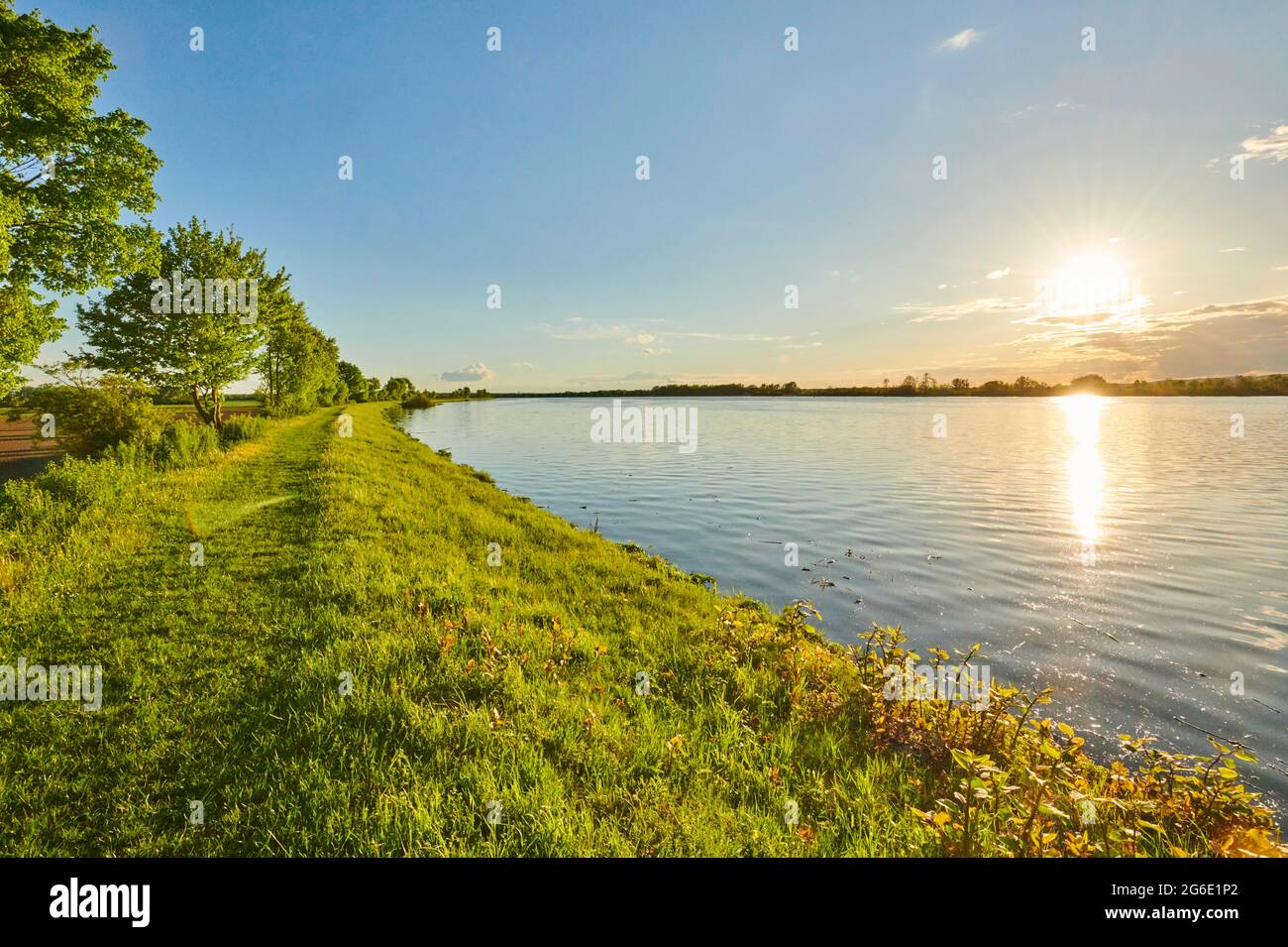 Wanderweg neben der Donau im Fruehling am Abend bei Kiefenholz ...