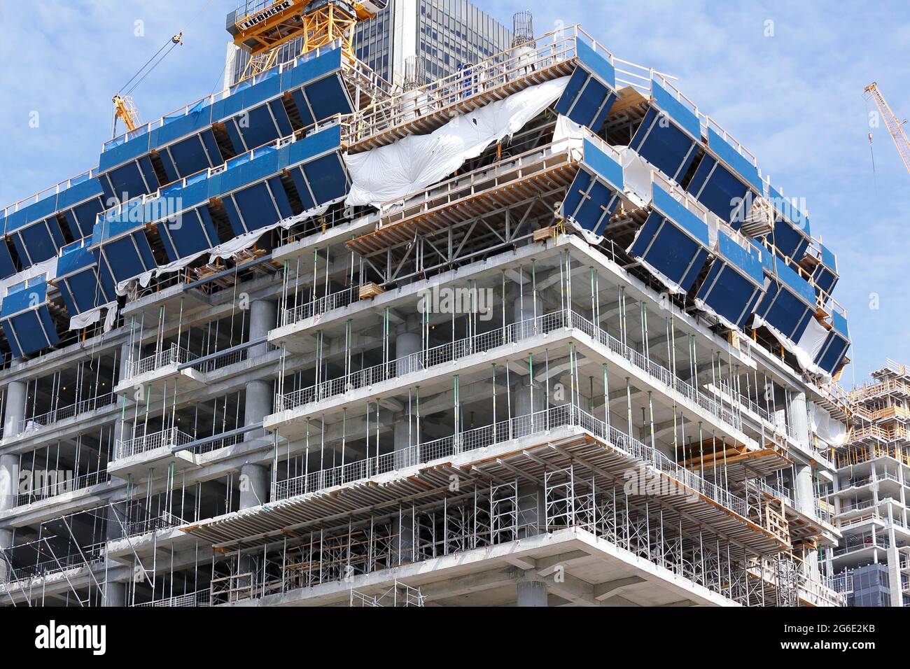 Montreal construction hi-res stock photography and images - Alamy