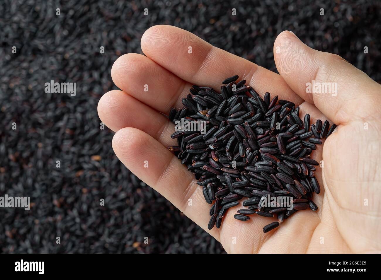 Handful of rice grains hi-res stock photography and images - Alamy
