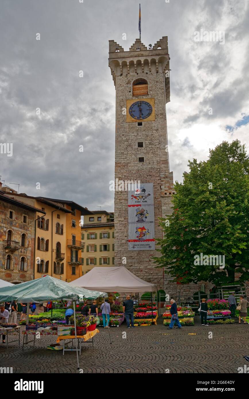 Italy market square hi-res stock photography and images - Alamy