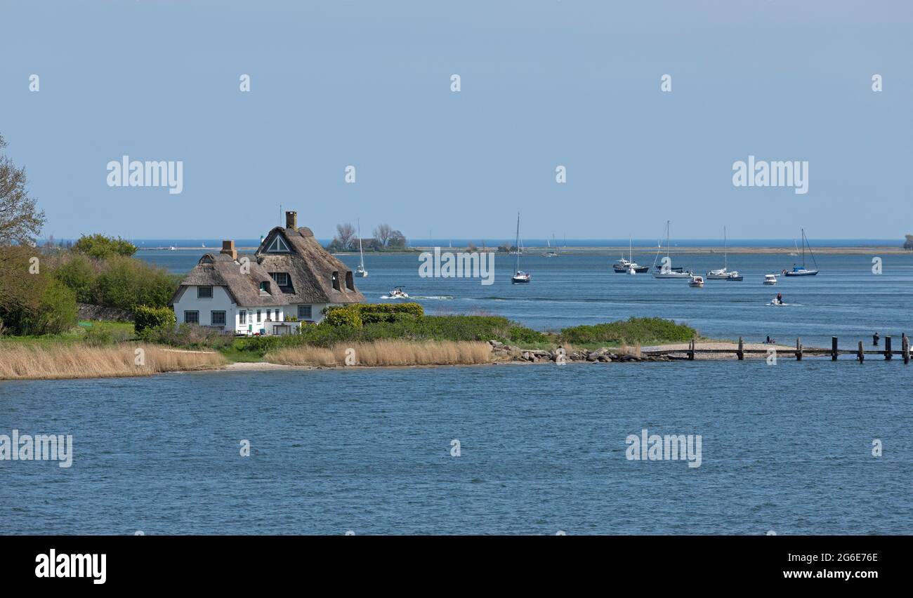 Thatched roof houses hi-res stock photography and images - Alamy