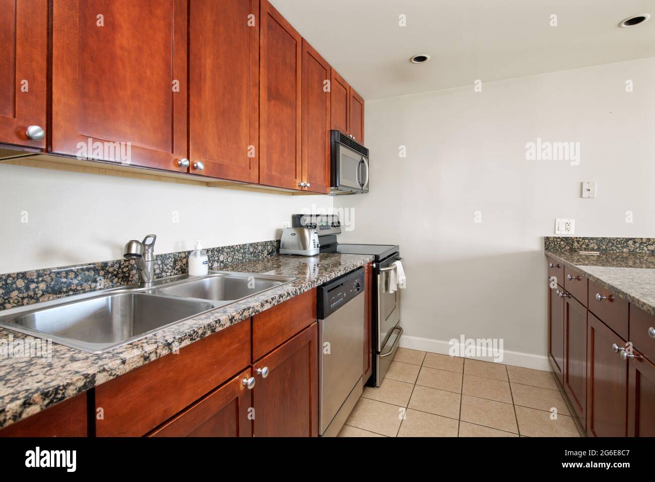 Kitchen cabinet food hi-res stock photography and images - Alamy