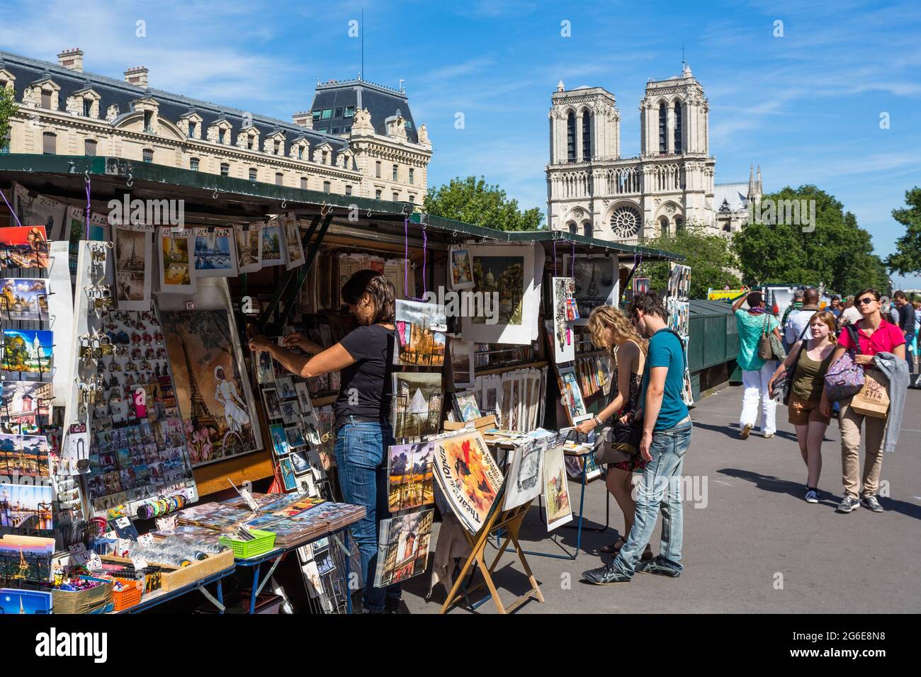 Book stands, Les bouquinistes, Notre-Dame Cathedral, Paris, France ...