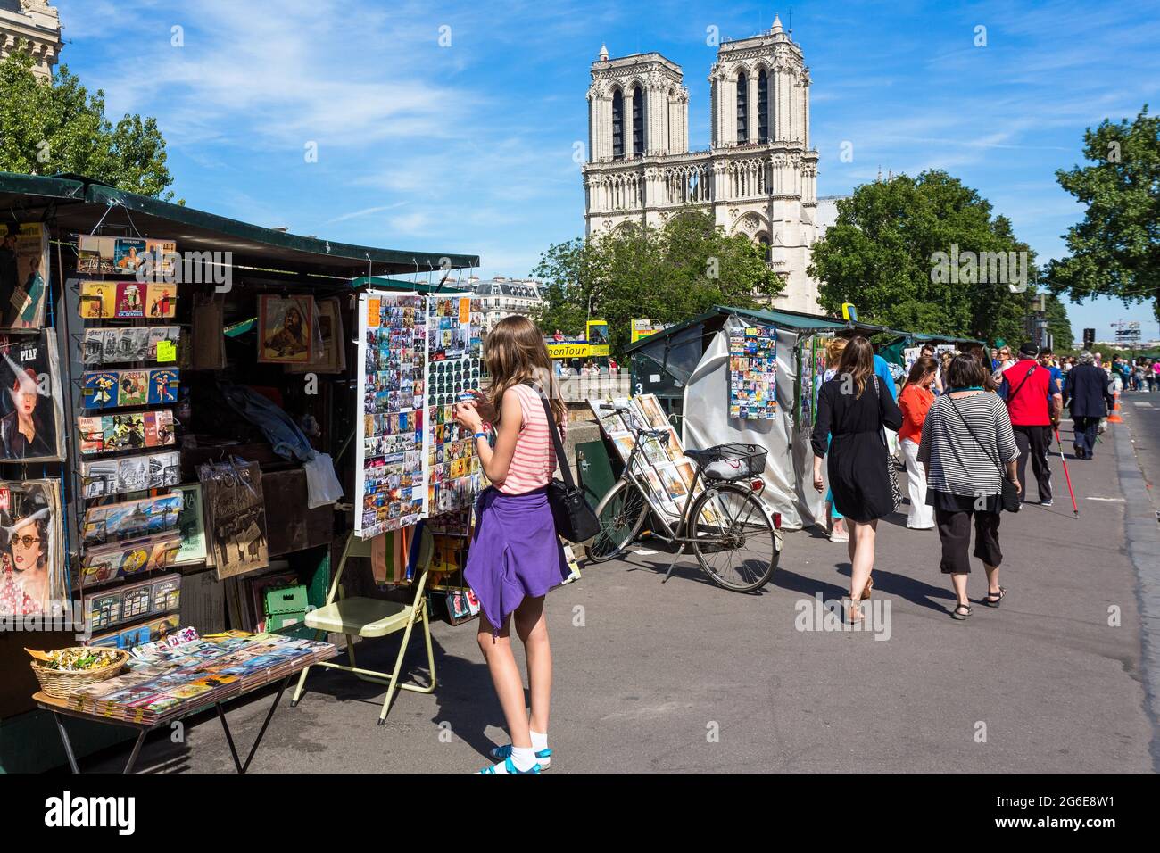 Book stands, Les bouquinistes, Notre Dame Cathedral, Paris, France ...