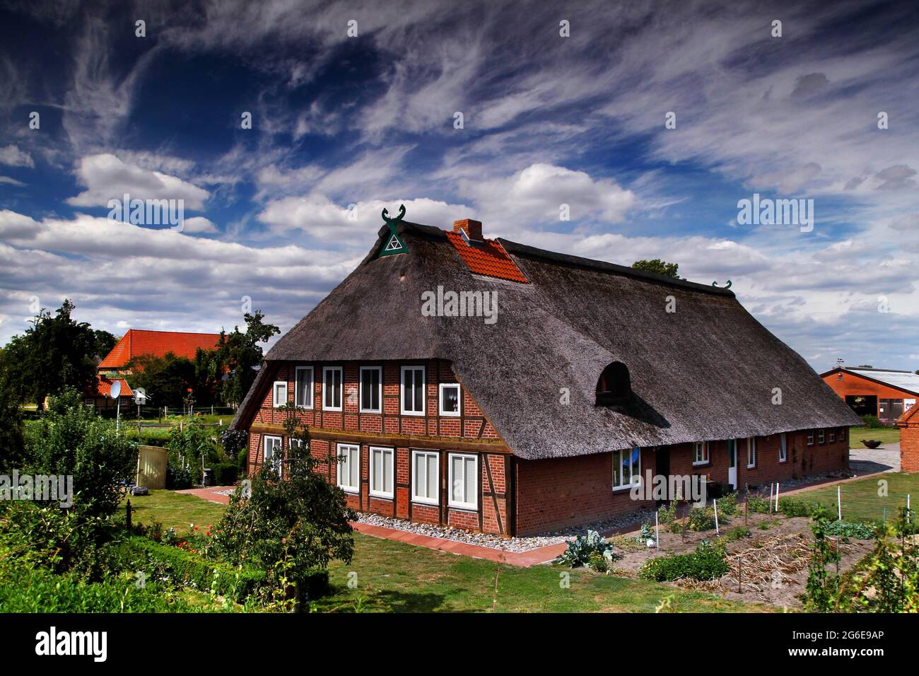 Thatched hall house in the marshland village of Konau, brick house ...