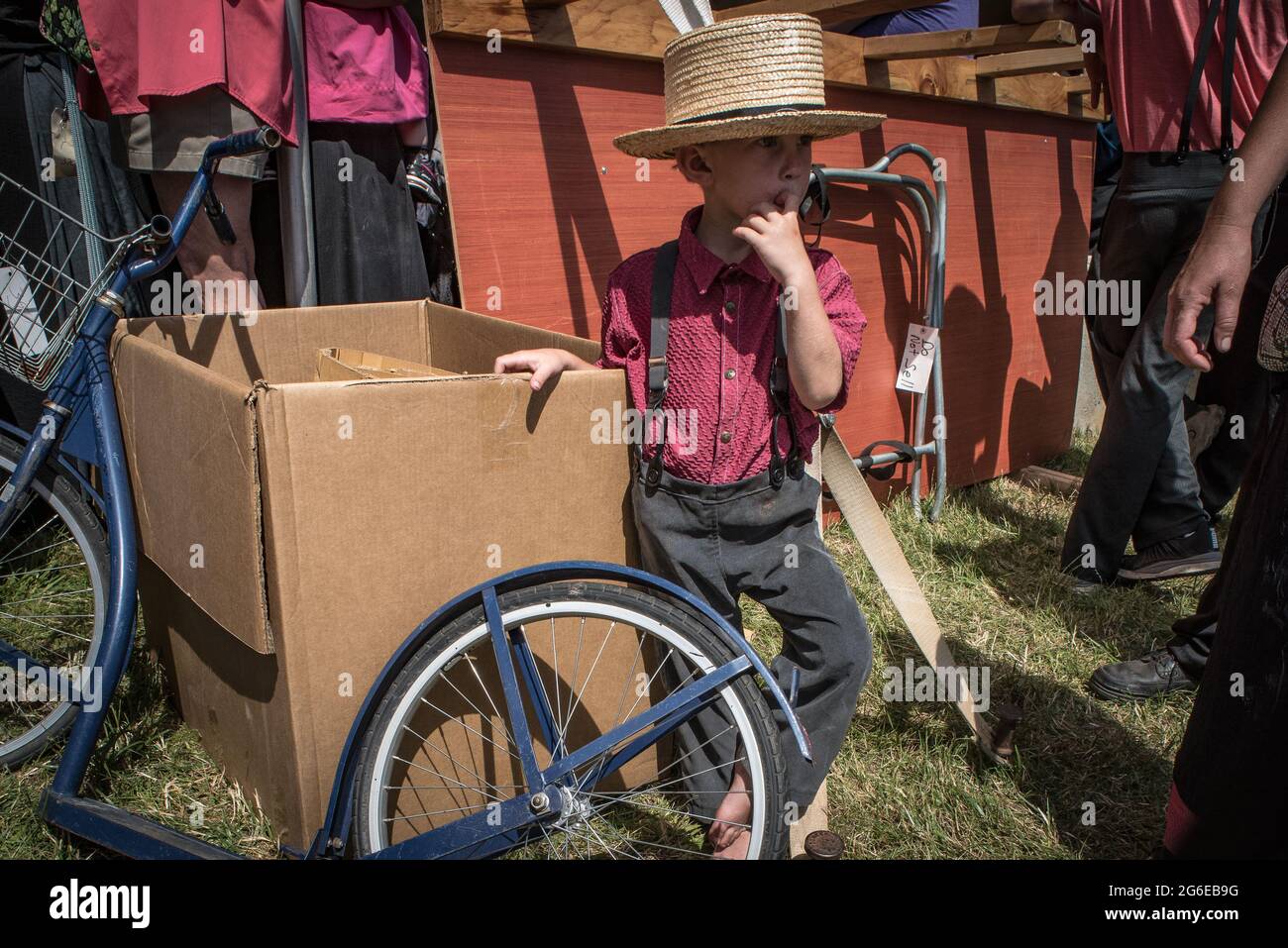 Amish children at summer carriage sale auction Stock Photo - Alamy
