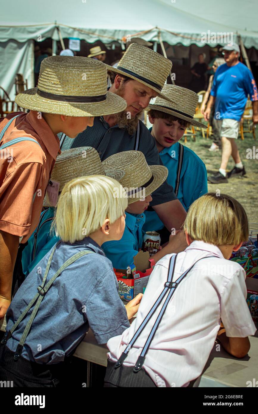 Kid amish child hi-res stock photography and images - Alamy