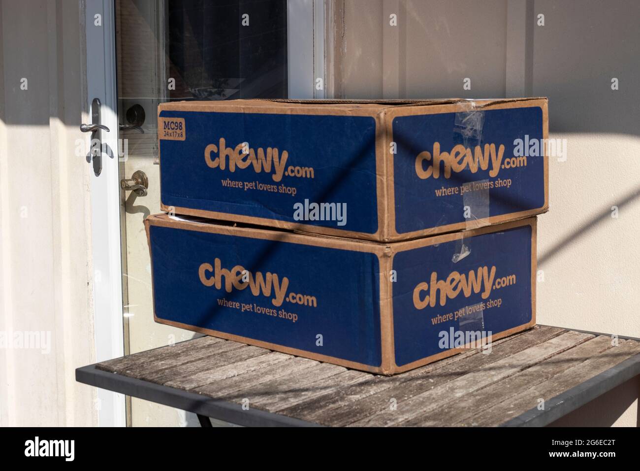 Chewy com hi-res stock photography and images - Alamy
