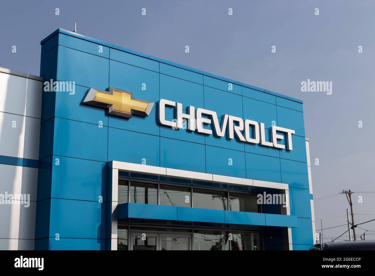Cincinnati - Circa July 2021: Chevrolet car and SUV Dealership. Chevy ...