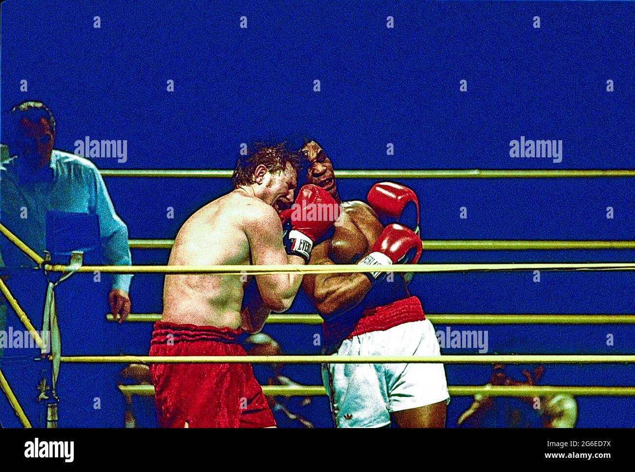 Mike Tyson vs Steve Zouski at Nassau Coliseum on March 10, 1986 Stock ...