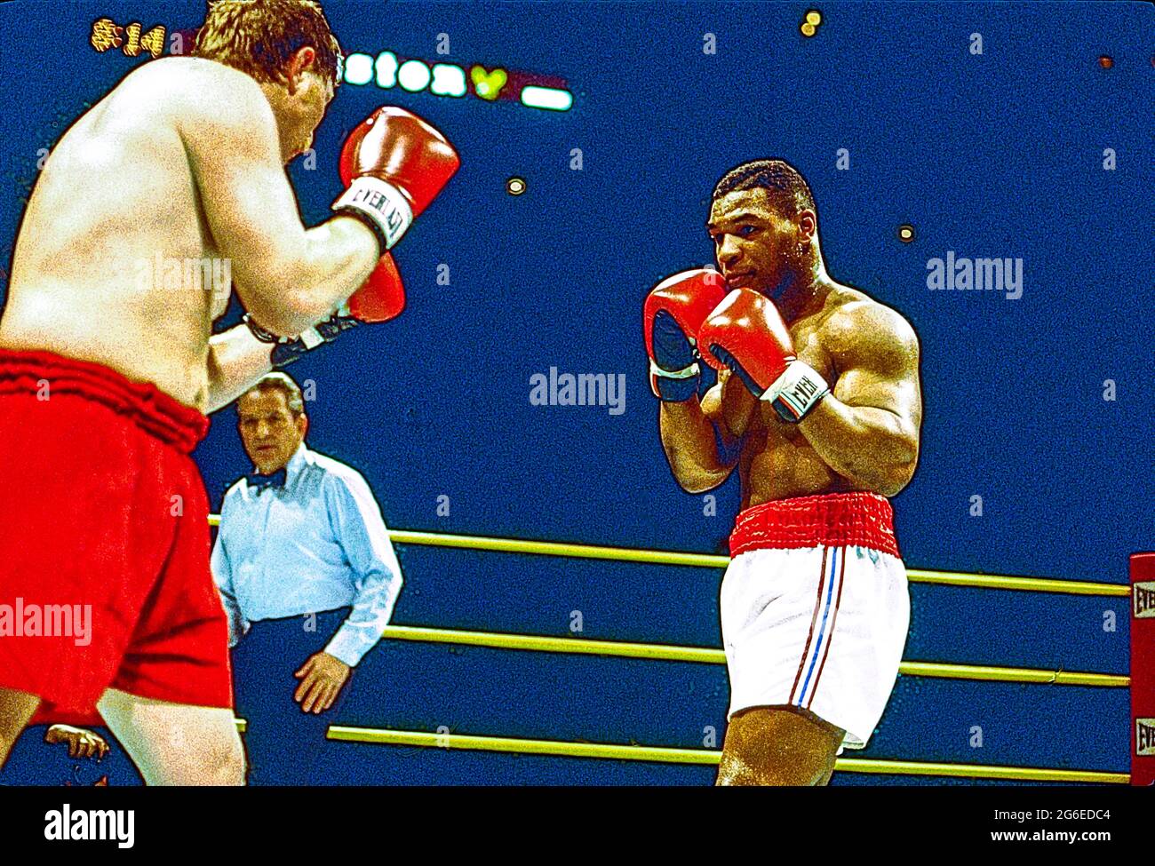 Mike Tyson vs Steve Zouski at Nassau Coliseum on March 10, 1986 Stock ...