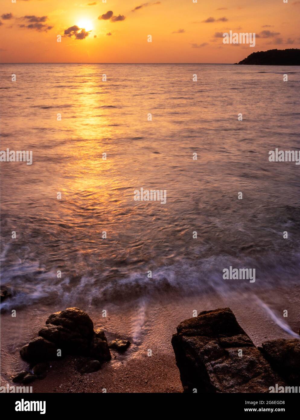 Shoreline rocks sunset hi-res stock photography and images - Alamy