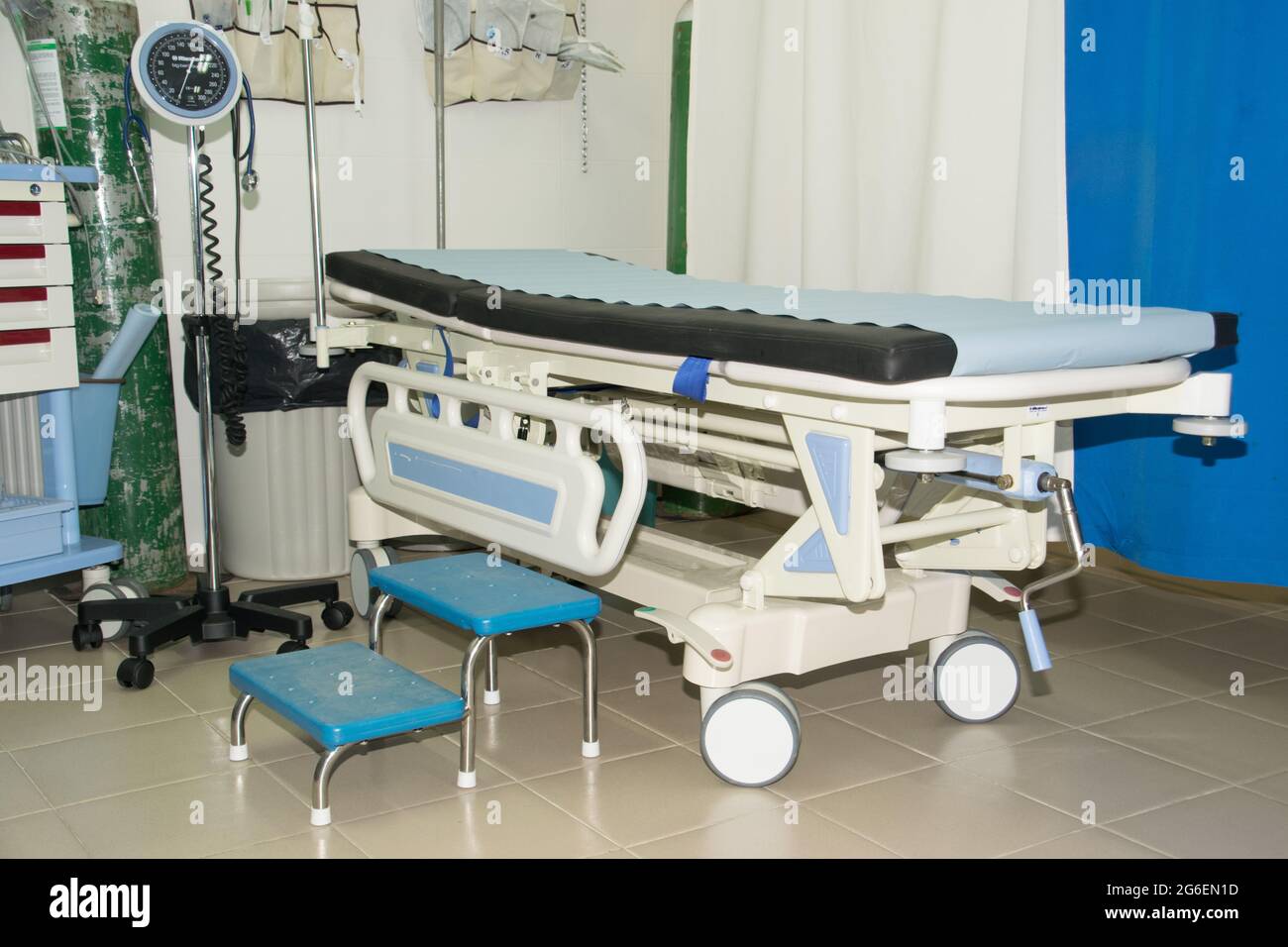 Emergency room with medical equipment Stock Photo - Alamy