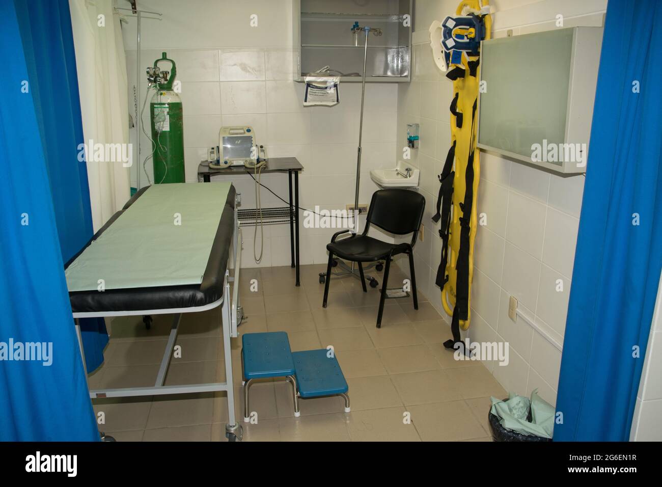 Emergency room with medical equipment Stock Photo - Alamy