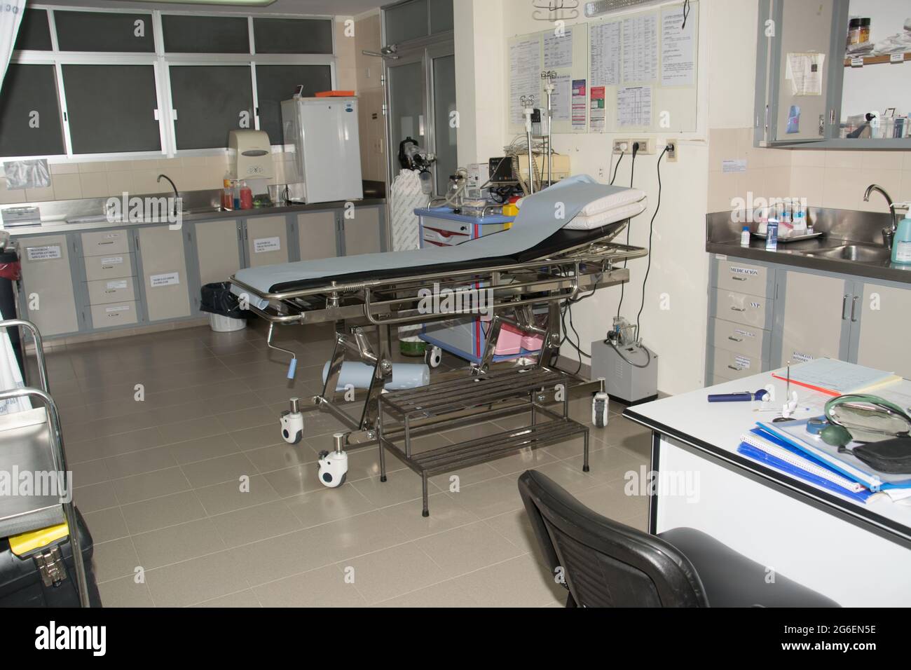 Emergency room with medical equipment Stock Photo - Alamy