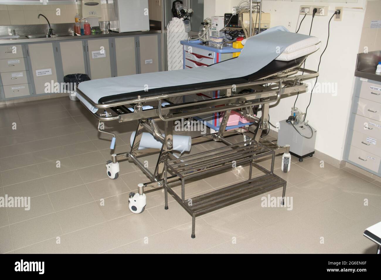 Emergency room with medical equipment Stock Photo - Alamy