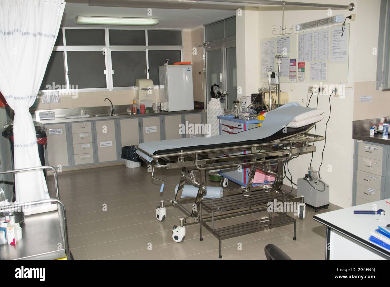 Emergency room with medical equipment Stock Photo - Alamy