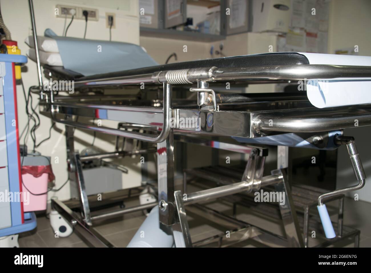 Emergency room with medical equipment Stock Photo - Alamy