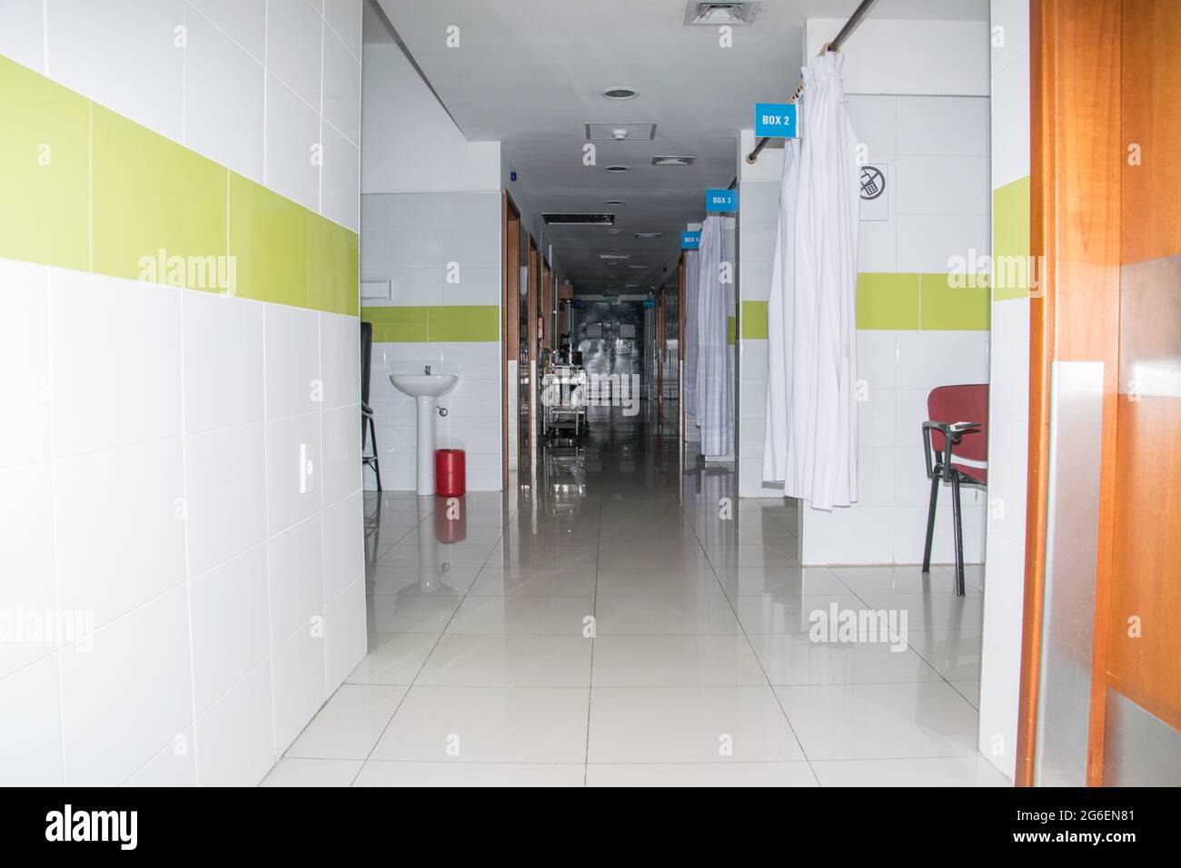 Emergency room with medical equipment Stock Photo - Alamy