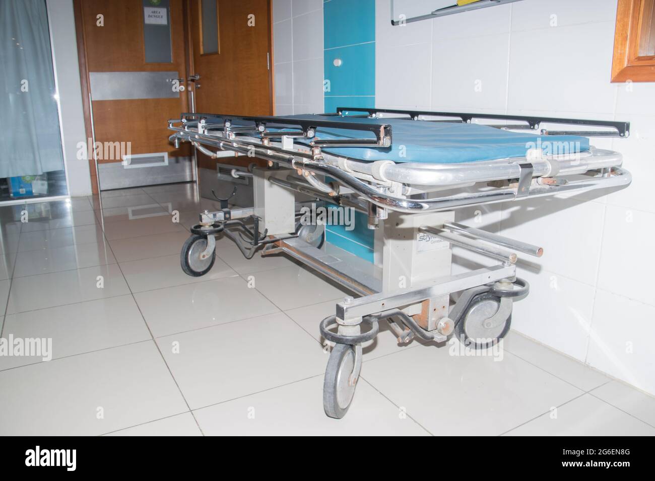 Emergency room with medical equipment Stock Photo - Alamy
