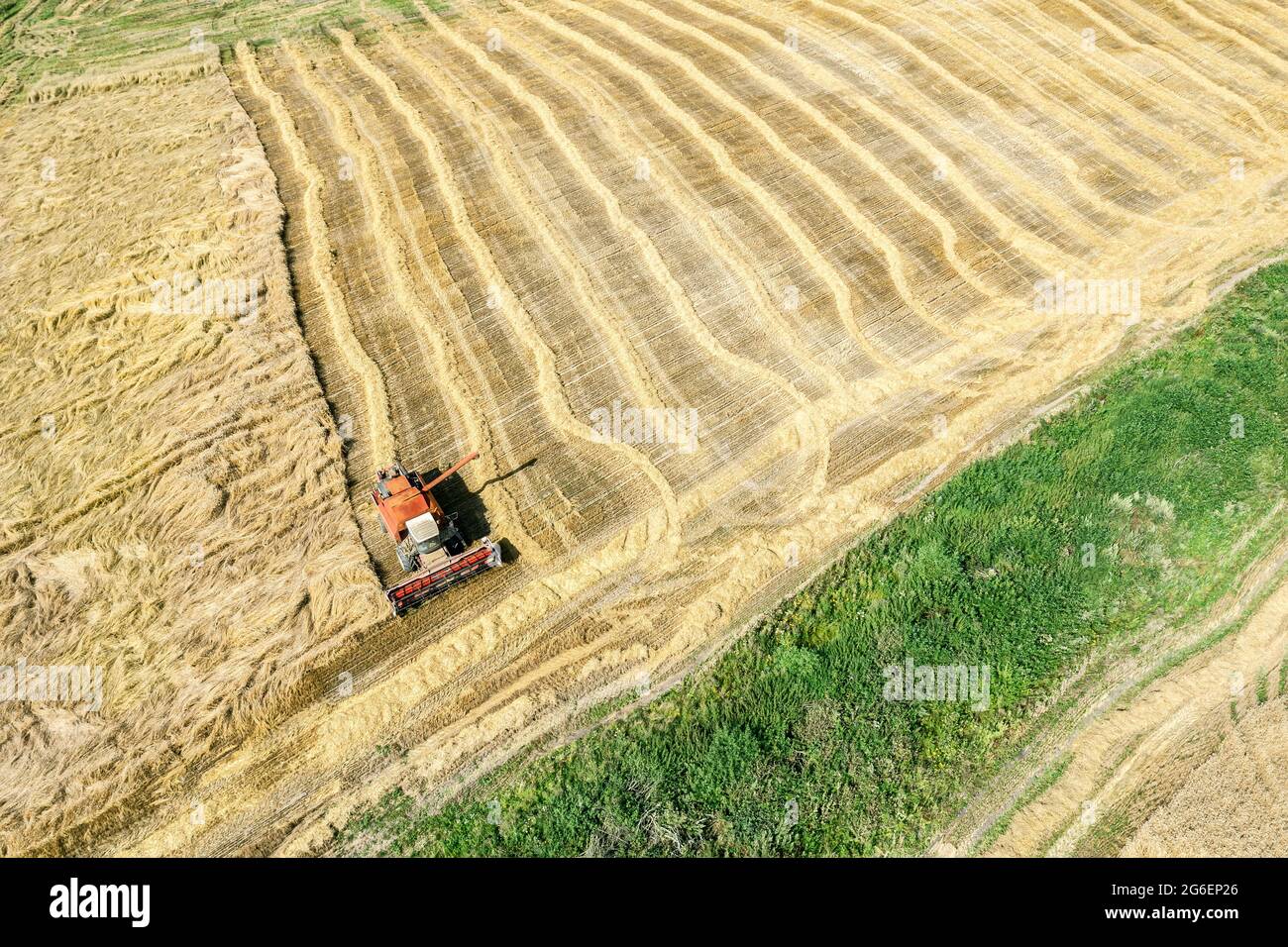 Aerial view combine harvester machine hi-res stock photography and ...