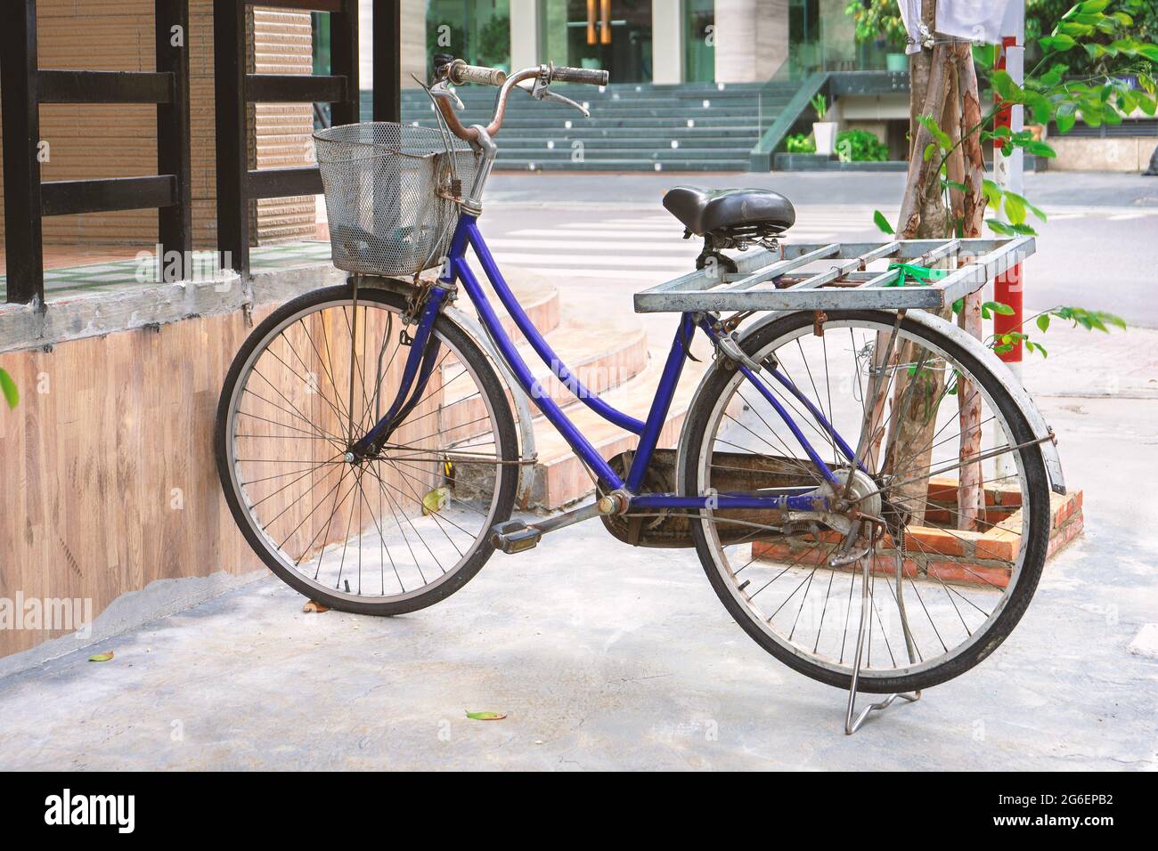 Bicycle parked sidewalk architecture hi-res stock photography and ...