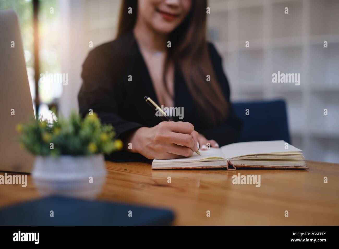 Woman seminar laptop notebook hi-res stock photography and images - Alamy