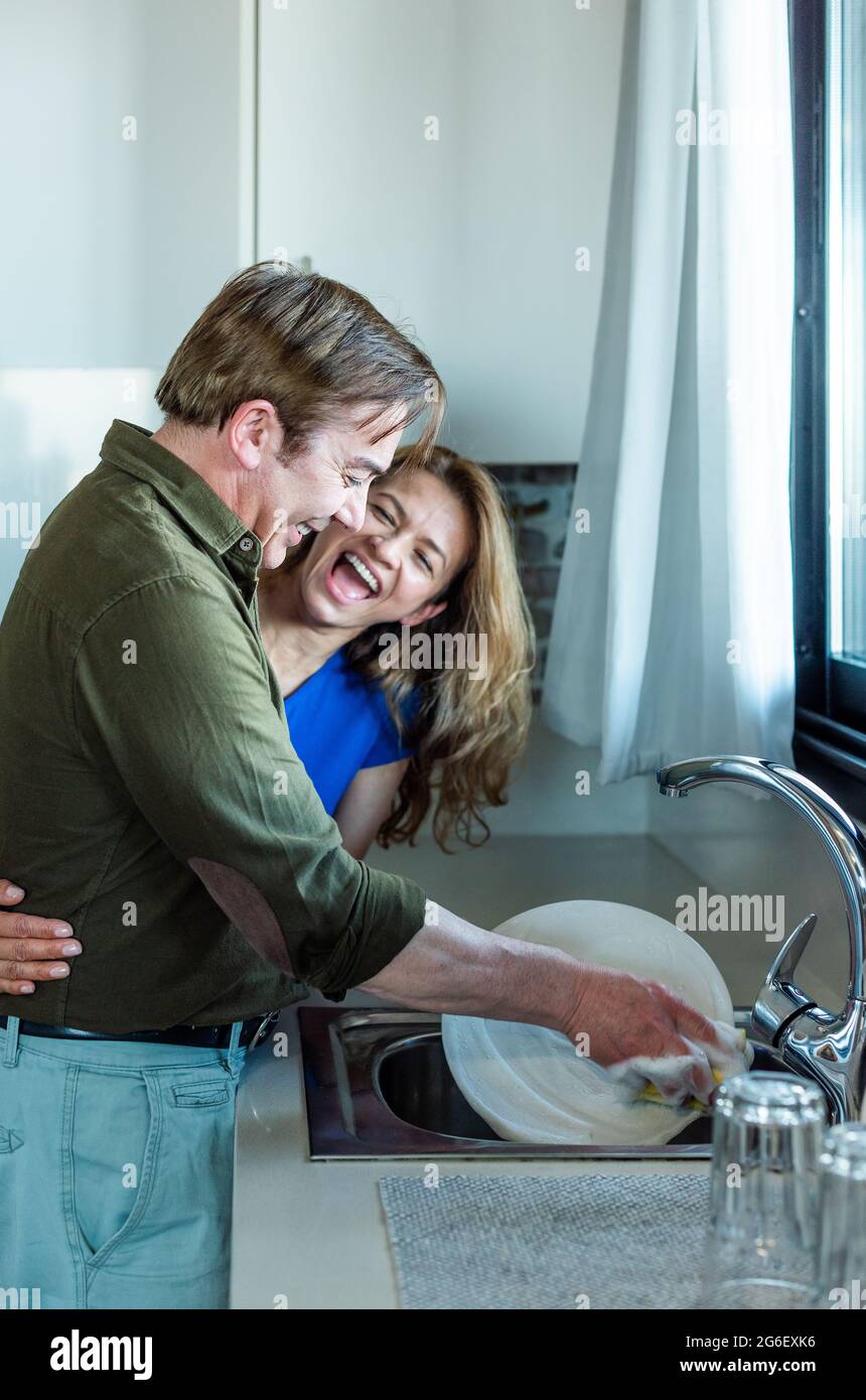 Couple washing dishes together hi-res stock photography and images - Alamy