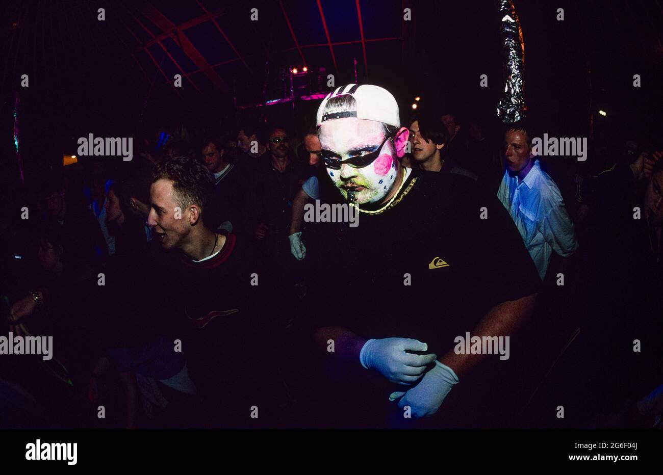 Uk nightlife 1990s hi-res stock photography and images - Alamy