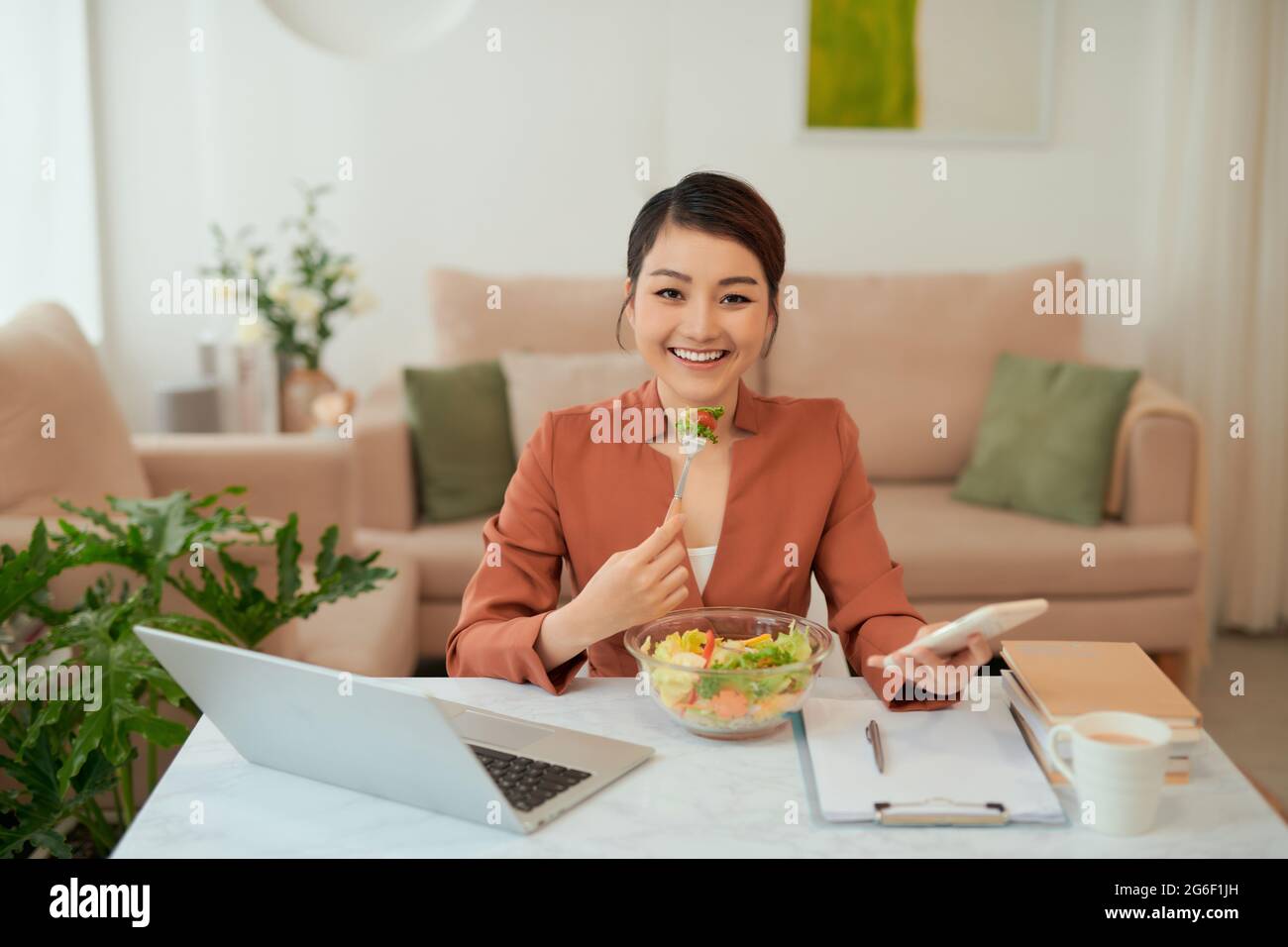 Woman eat at desk hi-res stock photography and images - Alamy