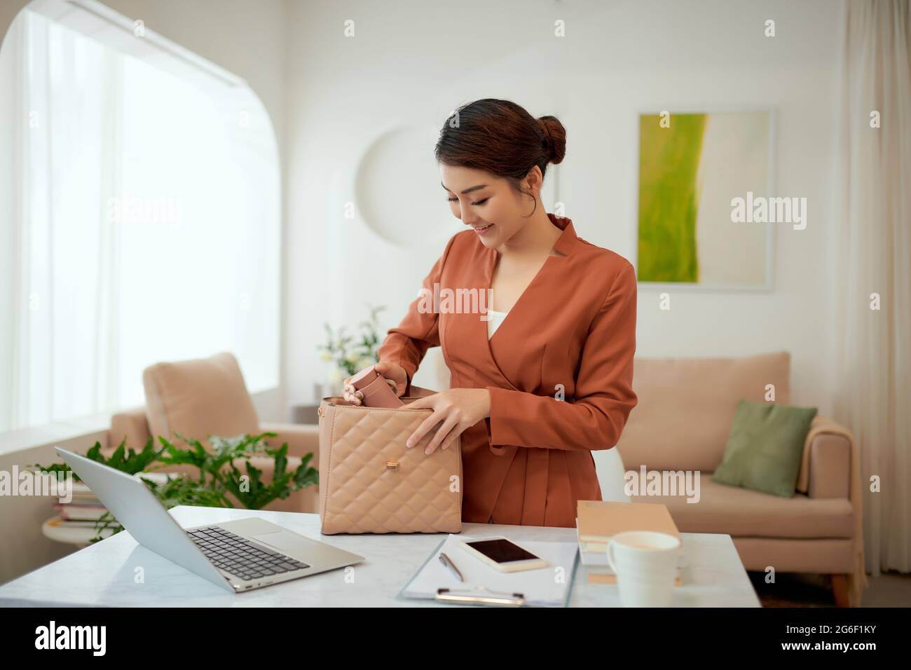 Puts in a bag hi-res stock photography and images - Alamy