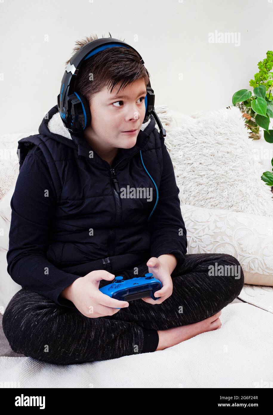 Gaming kid hi-res stock photography and images - Alamy