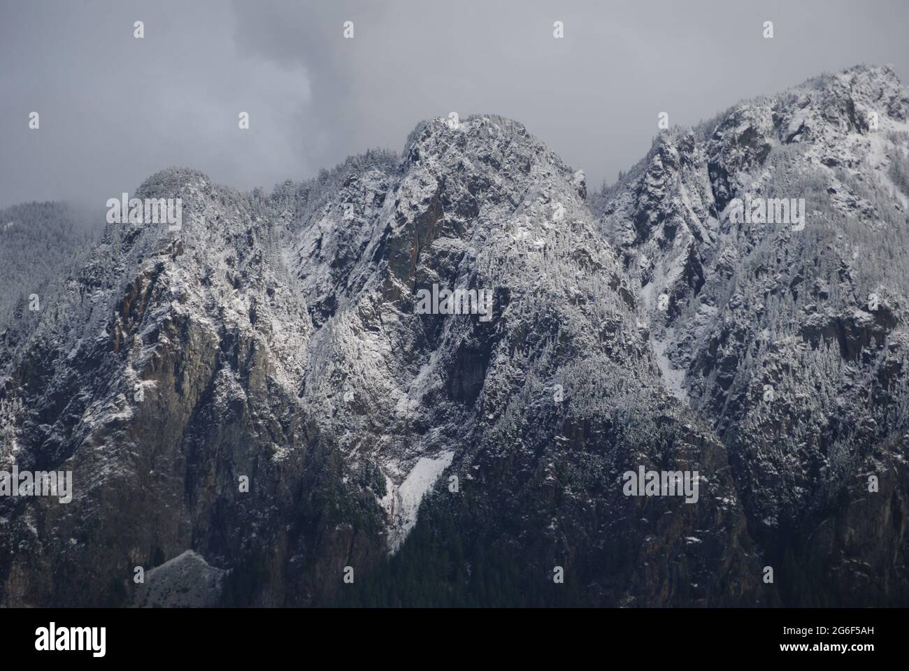 Snow clad mountains of the Cascades Stock Photo - Alamy
