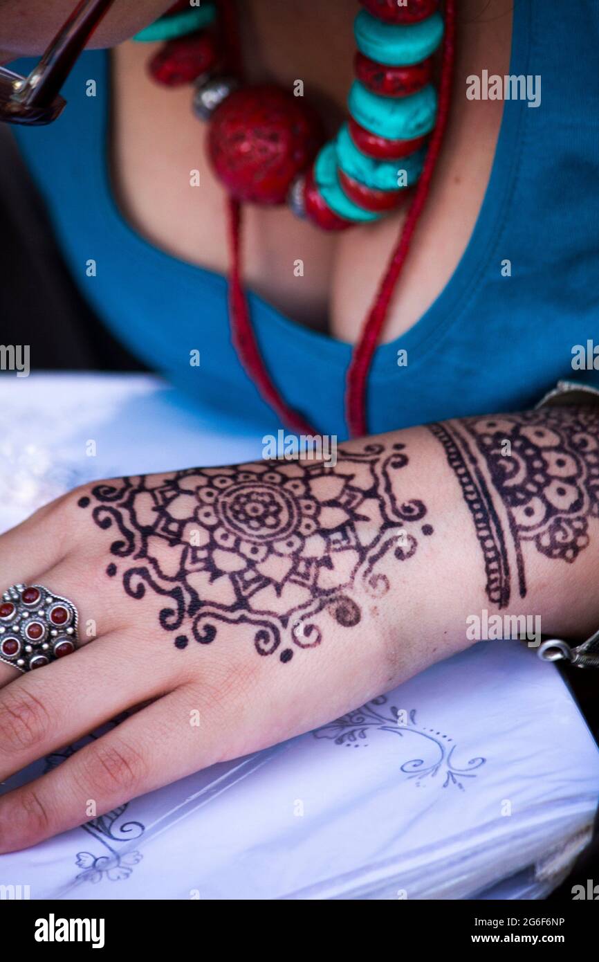Arabic hand painting hi-res stock photography and images - Alamy