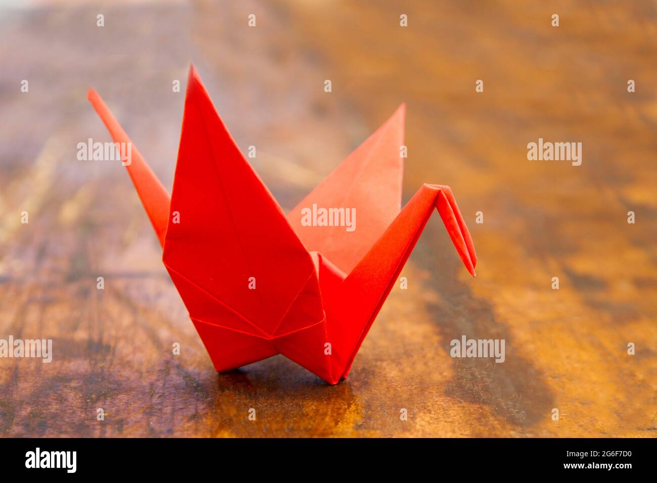 Red bird origami hi-res stock photography and images - Alamy