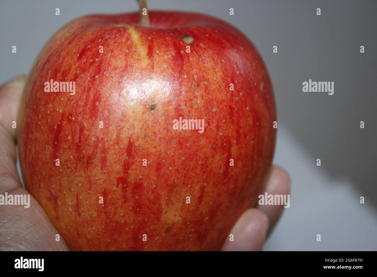 A little child eating a red apple Stock Photo - Alamy