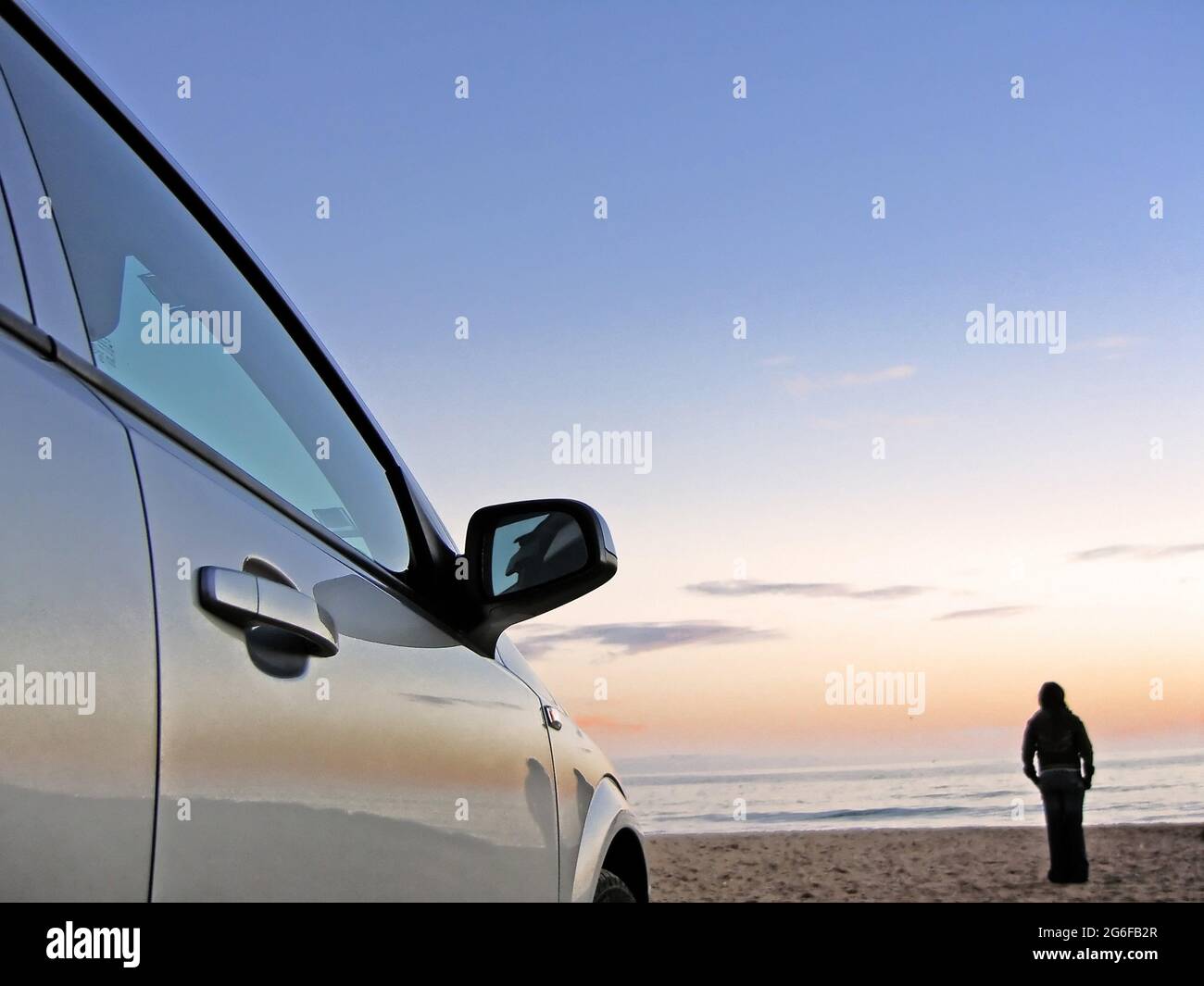 Car facing left hi-res stock photography and images - Alamy