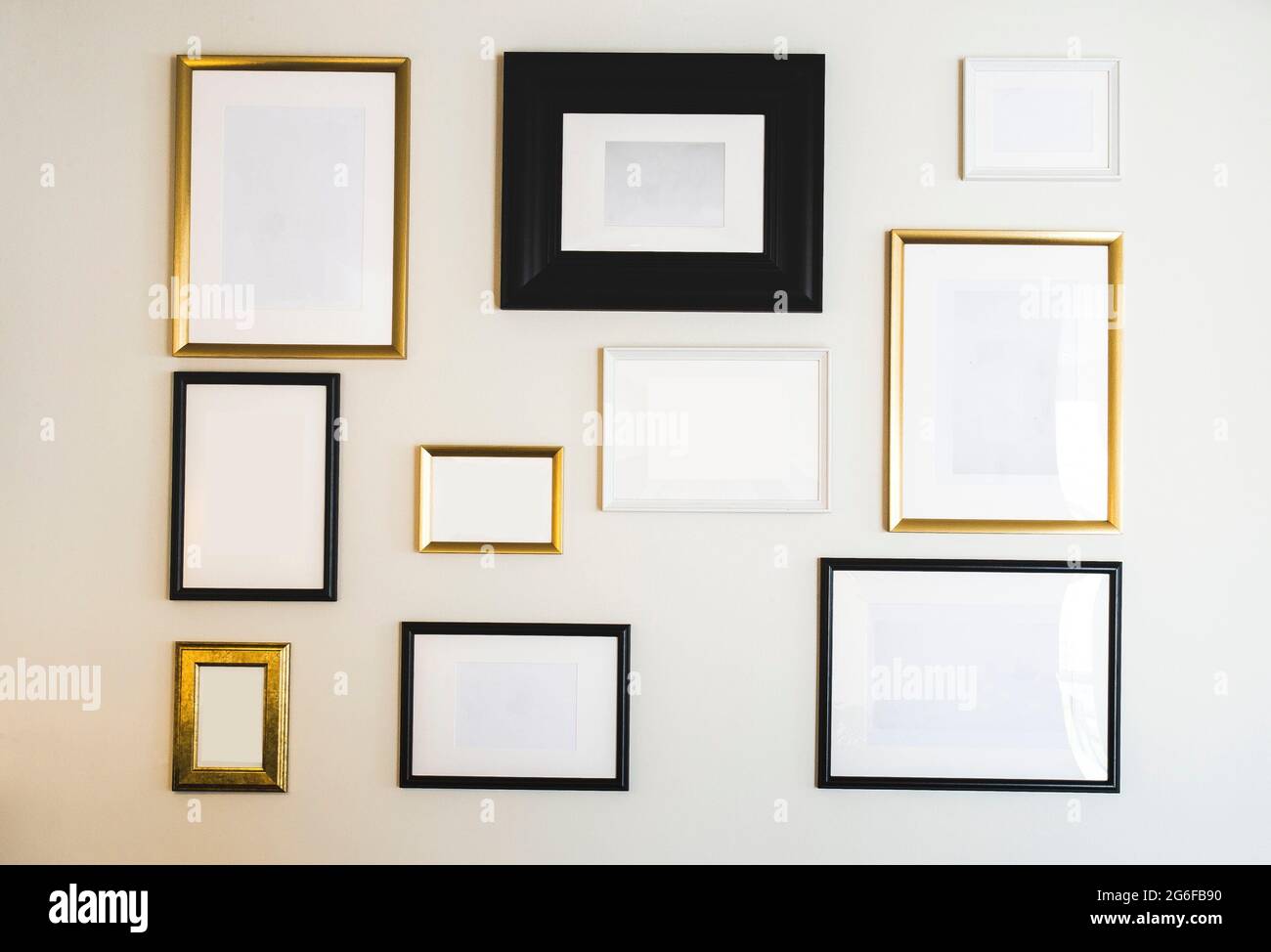 Empty picture frames wall hi-res stock photography and images - Alamy