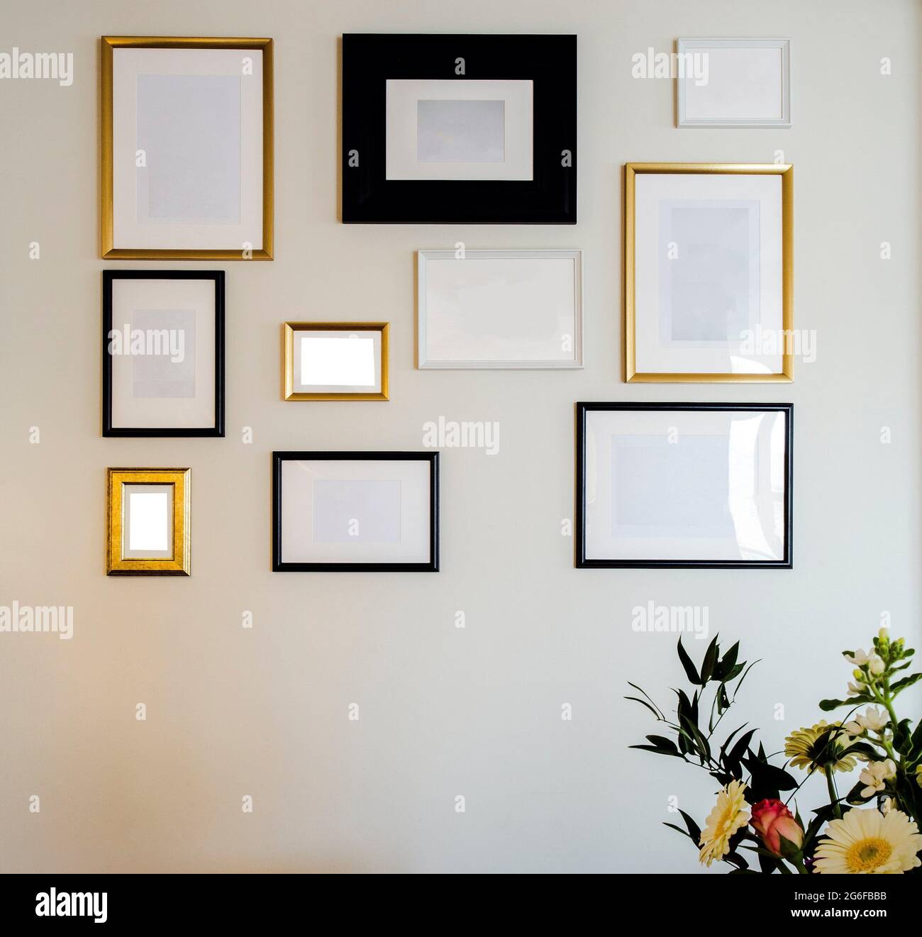 Empty picture frames wall hi-res stock photography and images - Alamy