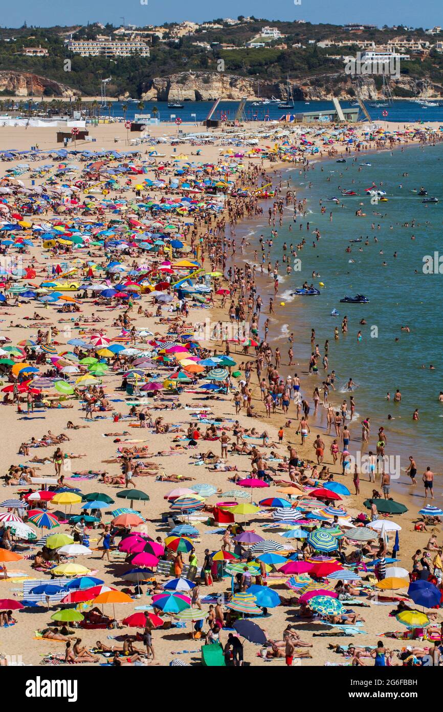 Crowded holiday beach mediterranean hi-res stock photography and images ...